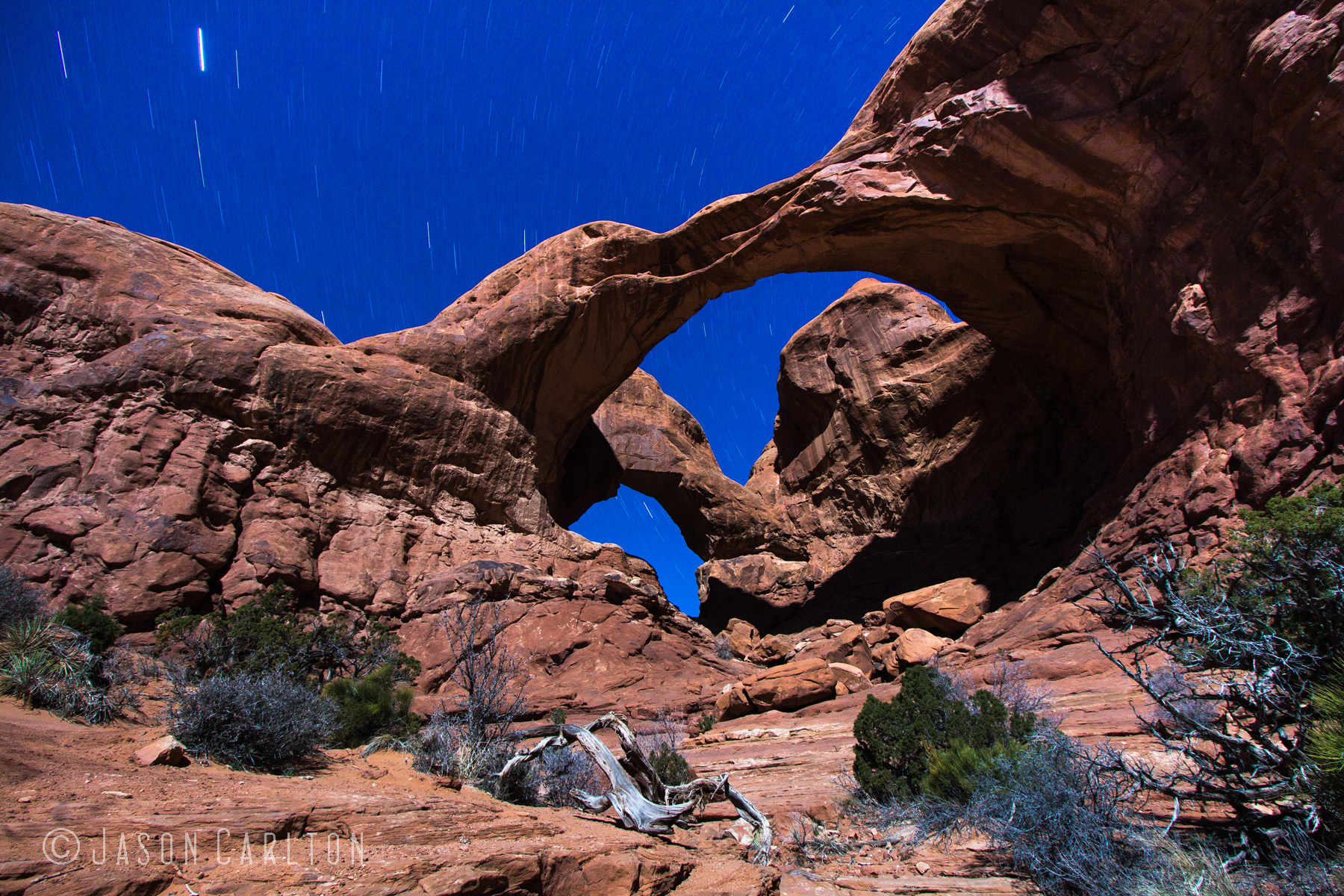 Arches, Stars and Jupiter Captured in a Photo – Carltonaut
